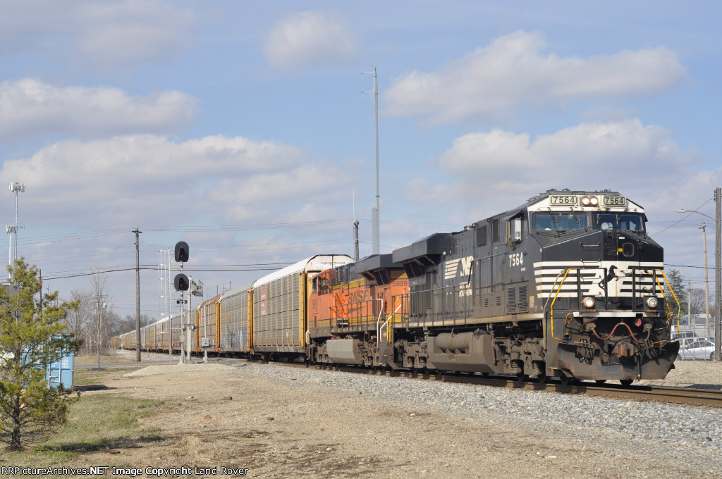 NS 7564 On NS 28 G Eastbound